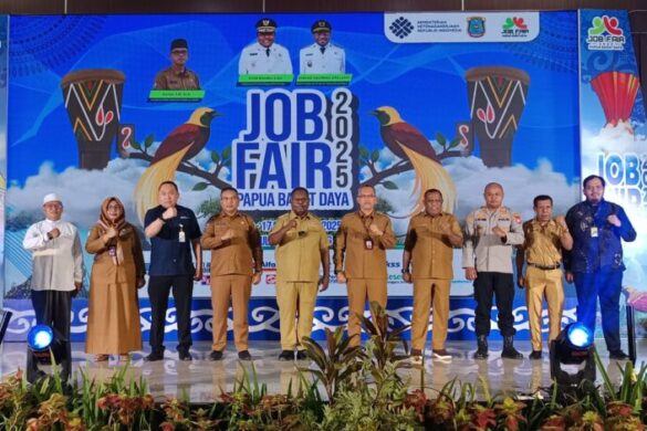 Koteka Traditional Clothing for Papuan Men in the Mountains - West ...